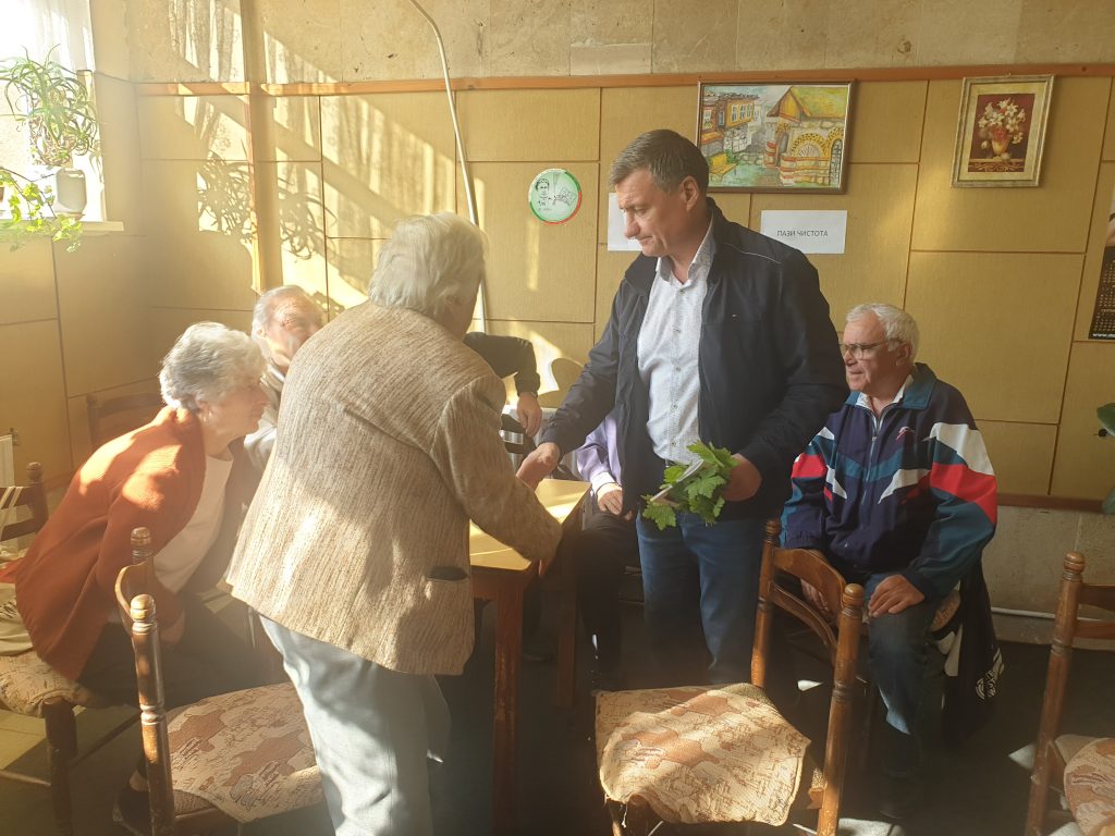 Кандидатът за кмет на Велинград от ГЕРБ д р Костадин Коев посети пенсионерските клубове по повод